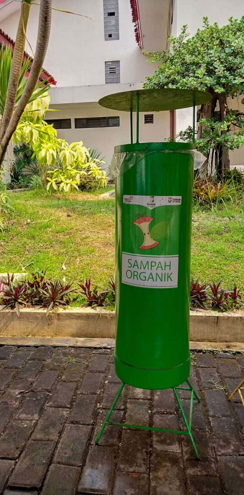 Fasilitas Tempat Sampah Terpadu di Kampus Telkom University: Memilah ...